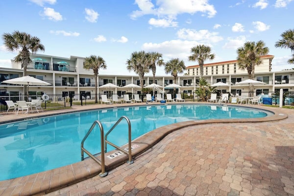Explore Local Gems From A Relaxing Beachfront Room With Outdoor Swimming Pool - Atlantic Beach, FL