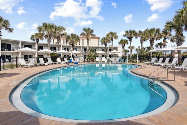Beachfront Delight: Two Pet-friendly Rooms With Outdoor Swimming Pool - Jacksonville, FL