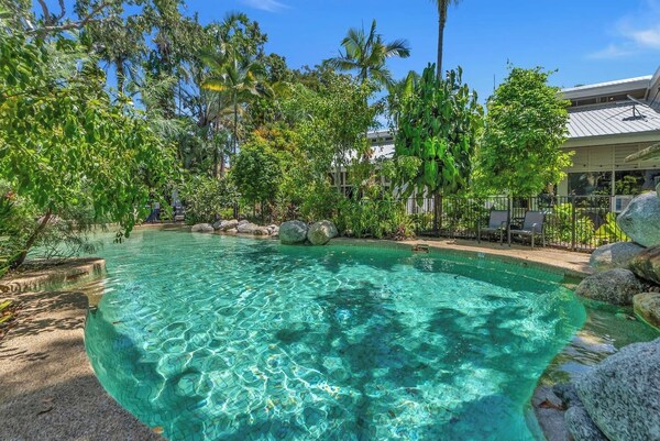 Nirvana Steps To Four Mile Beach With Shared Pool - Port Douglas