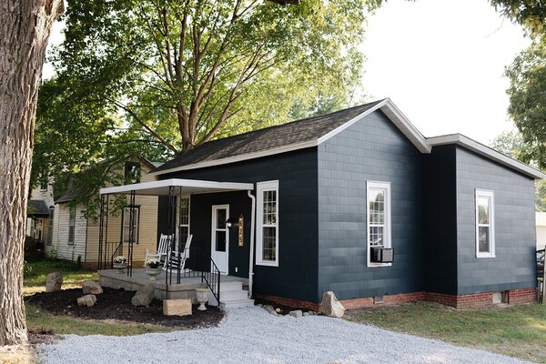 Charming 2-bedroom Bungalow Plus Murphy Bed, Office And Outdoor Space. - Illinois