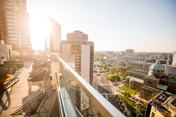Urban Retreat Suite W/ Kitchen, Balcony, And City Views | Near The Liberty Bell - Hog Island – Philadelphia