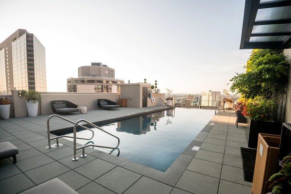 Comfortable Suite Near Liberty Bell, Pets Stay Free, With Swimming Pool - Upper Darby, PA