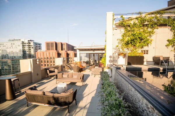 Unwind In Stylish Suite With Kitchen | Rooftop & City Views | Pets Stay Free - Upper Darby, PA