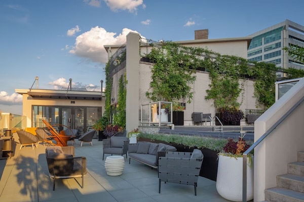 Spacious Suite With Kitchen | City Views | Rooftop Pool | Pet-friendly - Upper Darby, PA