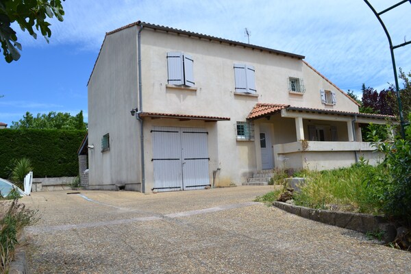 200m² House With 6 Bedrooms - Alès