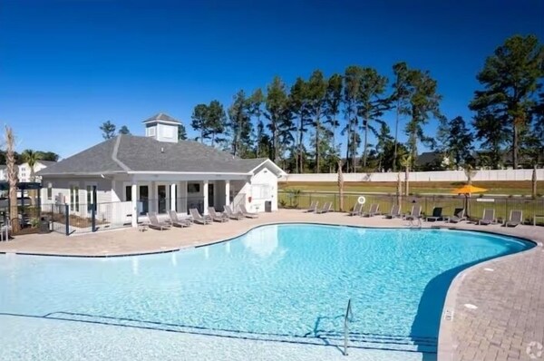 2-bedroom Tranquil Retreat Minutes From Everything  With A Pool! - Savannah, GA