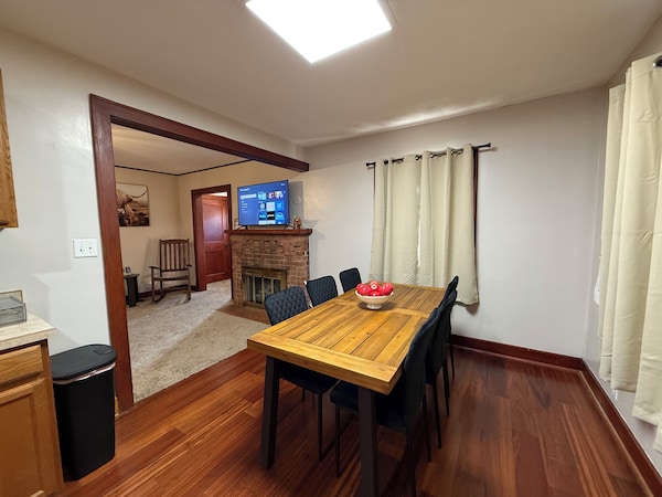 Cozy Corner Cottage - 4 Bedroom Home - Bavaria, KS
