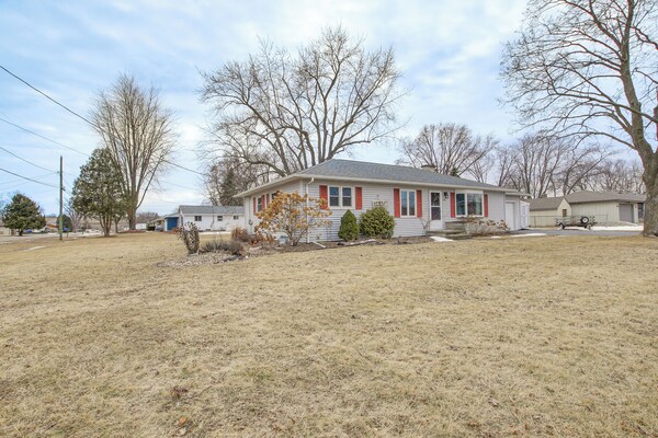 Walk To Lake: Family Getaway W/ Yard In Menasha! - Appleton, WI