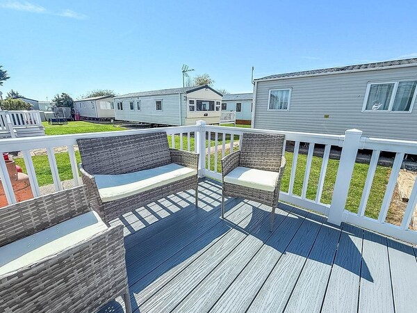 6 Berth Caravan For Hire In Essex, Seawick Holiday Park Ref 27016r - Clacton-on-Sea