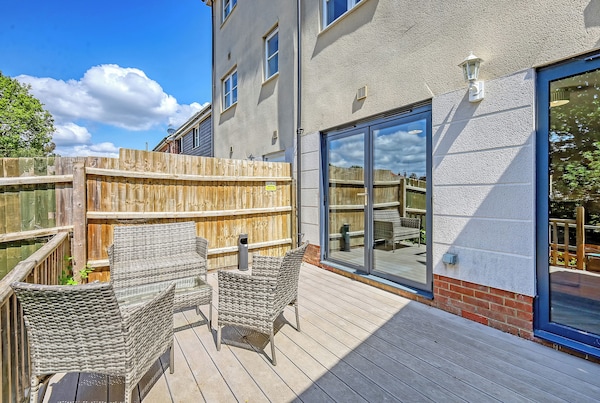 5-star Hotel Comfort In 4-bed Luxury Home | A/c, Garden, Parking, Wifi - Suffolk