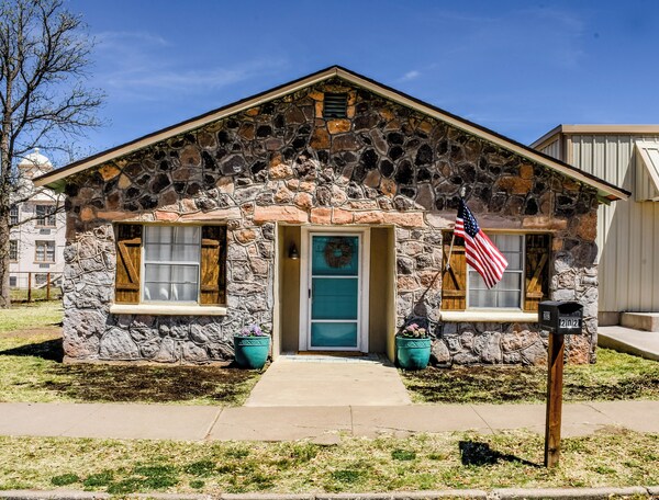 3 Bedroom, 1 Bath Rock Cottage In Walking Distance To Downtown Alpine - Alpine, TX