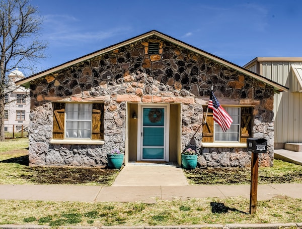 3 Bedroom, 1 Bath Rock Cottage In Walking Distance To Downtown Alpine - Alpine, TX