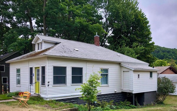 Cozy Cottage In Empire Walkable To Lake Michigan - Empire, MI