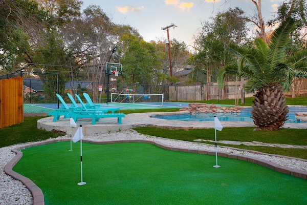 Pickleball & Heated Pool & Game Room & Mini Golf - Universal City, TX