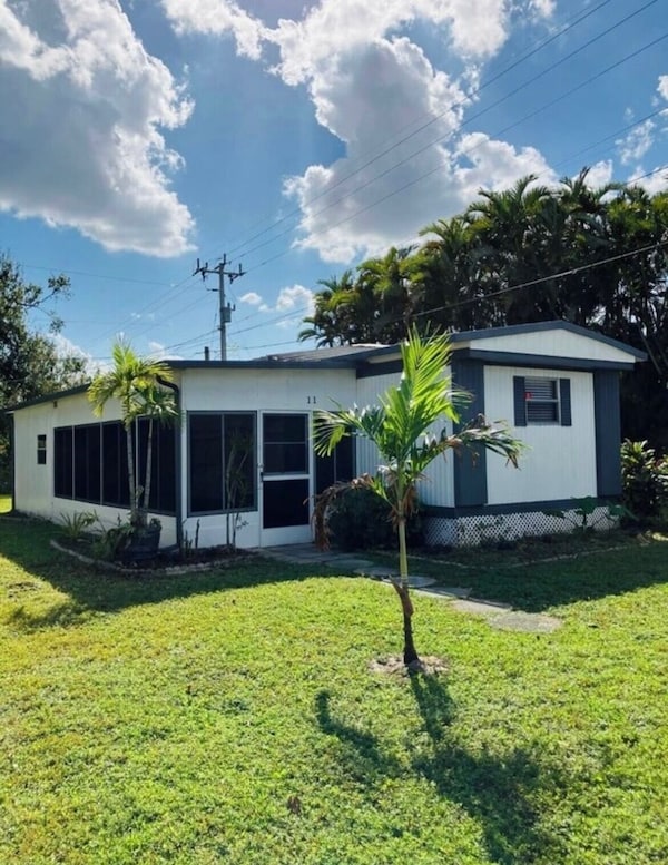 Charming 2-bedroom Mobile Home With Wifi, Ac In North Fort Myers - Fort Myers, FL