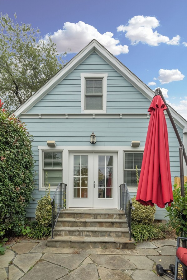 Charming Home Minutes From Nation's Capital - Falls Church, VA