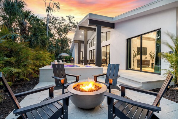 Lux Pelican's Perch | Heated Pool + Hot Tub + Gym - Sarasota, FL