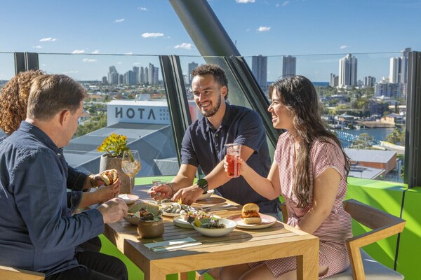 Coast & Sky - Beachfront Suite - Surfers Paradise