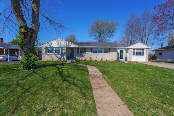 Hot Tub/pool/firepit/ 3 Bedroom Home Center Of Town 2 Livingroom's Sleeps 12 - Luce Township, IN