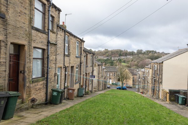 Haworth Village House - Sleeps 6, Parking & Pets! - Keighley