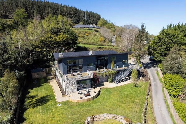 Charming 6-bed Escape- Balconies & Panoramic Views - Dublin