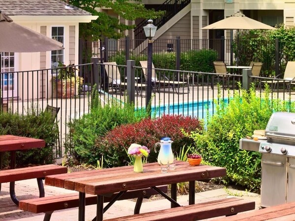 Relax In Spacious Suite With Full Kitchen And Seasonal Swimming Pool - Somerville, NJ