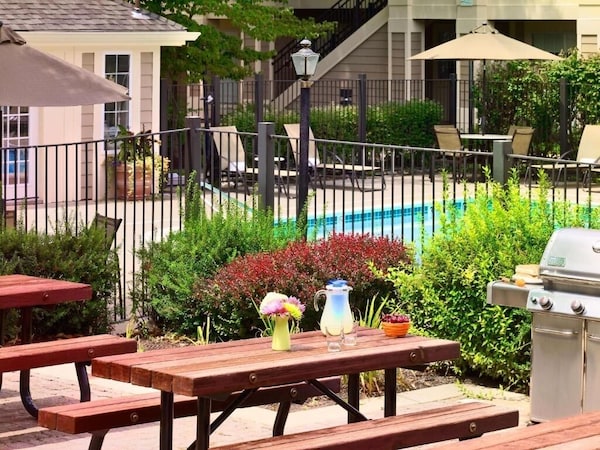 Relax In Spacious Suite With Full Kitchen And Seasonal Swimming Pool - Somerville, NJ