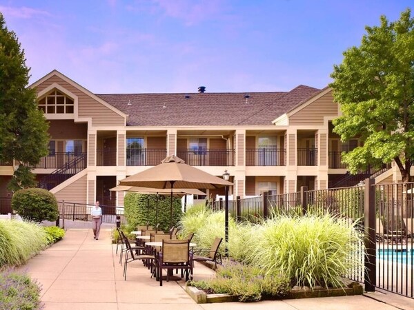 2 Convenient Rooms, Seasonal Swimming Pool, Full Kitchen! - Somerville, NJ