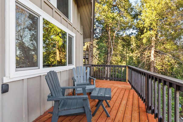 Cozy Crestline Gem 4-bedroom Cabin With Lake View & Game Room - Crestline, CA