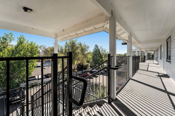 Cozy 1-bedroom Apartment In Soothing Reno With Wifi, Ac - Reno, NV
