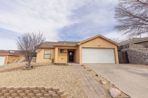 Heart Of New Mexico: Cozy 3br Pet-friendly Home Near Hwy 70  Sleeps 6! - Las Cruces, NM