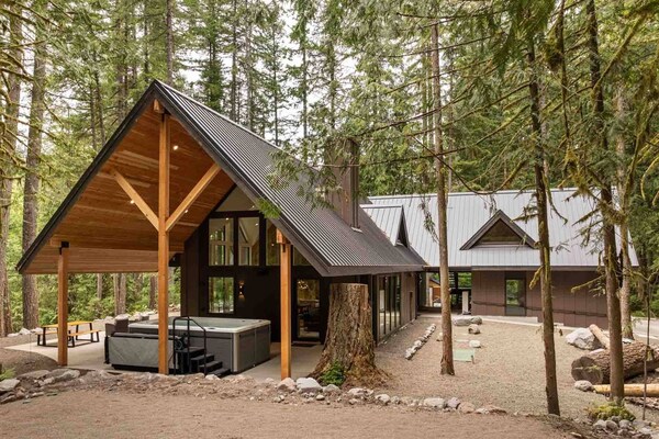 Luxury Mt. Hood Retreat W/ Swim Spa, 5br W/ En-suite Bathrooms, Game Loft, Ping Pong, Steps To River - Rhododendron, OR