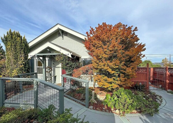 Historic 1927 Craftsman In Downtown Sequim  Walk To Everything! - Sequim, WA