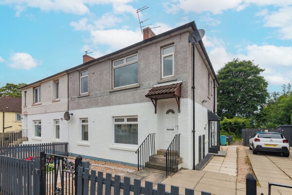 This Apartment Is A 2 Bedroom(s), 1 Bathrooms, Located In Motherwell, . - Sandy Beach - Strathclyde Park