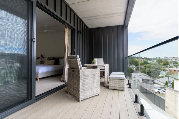 Modern Getaway With Balcony & Secure Parking - Riverside