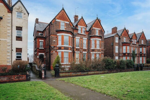 Parkside Retreat | Private Kitchen | Free Parking - Liverpool, UK