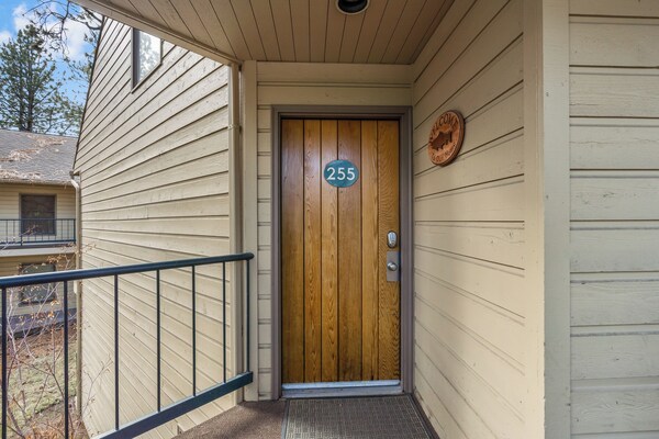 Mt. Bachelor Village Escape: Hot Tub, Pool, Fireplace & Central Bend Location - Bend, OR