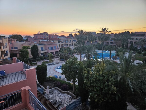 Luxurious Penthouse With Spacious Terrace In Limnaria Gardens, Paphos - Paphos