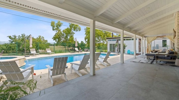Upstayluxurious Retreat With Private Pool & Patio - Buda, TX
