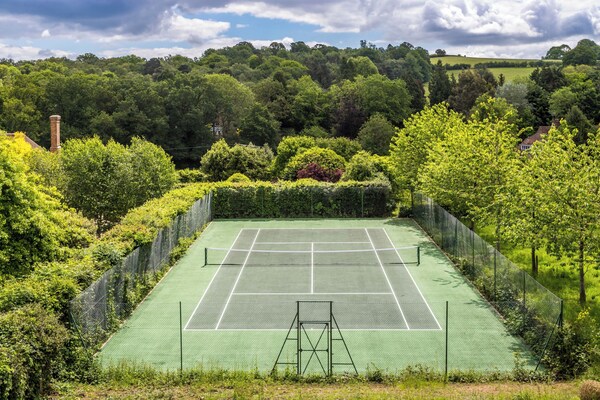 Luxuriously Presented Converted Barn Set In Romantic Private Setting. - Dorking