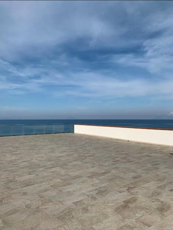 Apartamento Frente Al Mar Con Azotea-terraza Y Vistas A Las Islas Eolias. - Capo d'Orlando