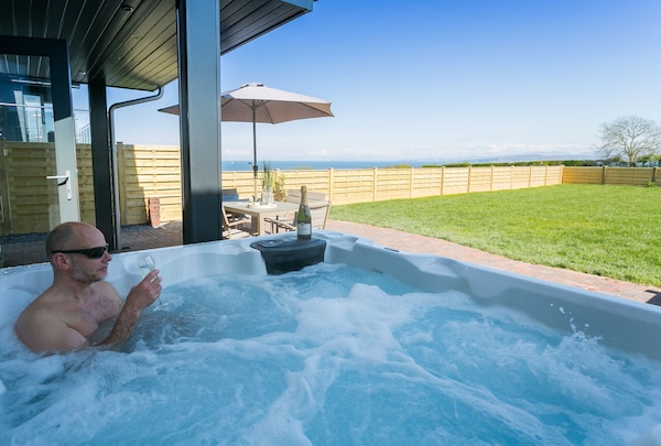 2 Trem Y Mor -  A Dog That Sleeps 6 Guests  In 3 Bedrooms - Moelfre