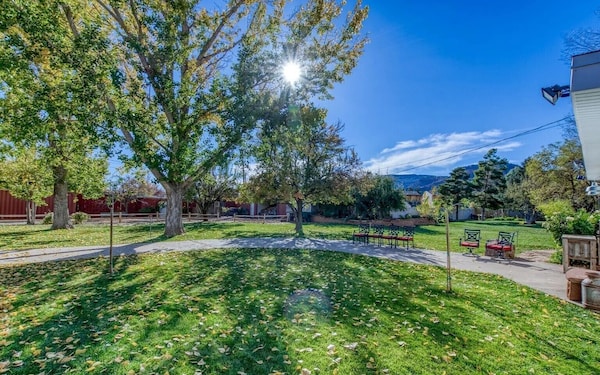 Upscale Cottage/gym/sauna/backyard/walk To: Hiking/museums/restaurants/shop/sl6+ - Kanab, UT