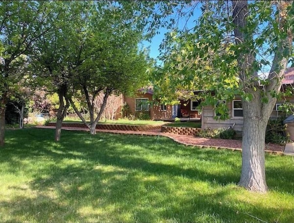 Spacious Family Reunion Home+hottub/sauna/gym/firepit/walk2: Hikes/museums/shops - Kanab, UT