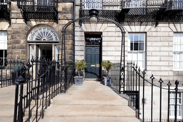 Stunning 4 Bedroom Townhouse In Central Edinburgh With Garden & Private Parking - Edinburgh
