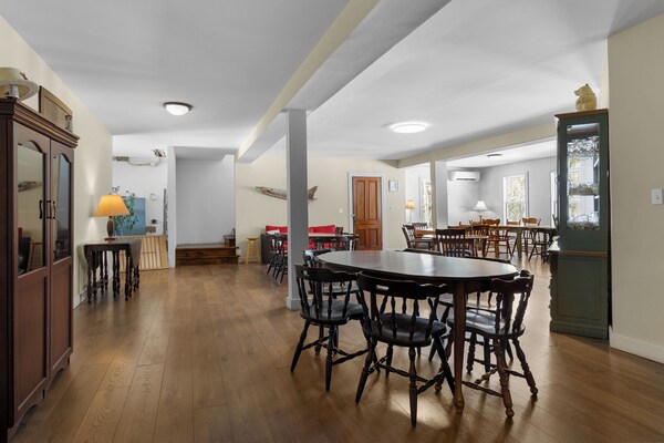 Massive Group Chalet W/ Spa, Fireplace, 9 Bedrooms, Huge Spaces  Up To 35 - Derby, VT