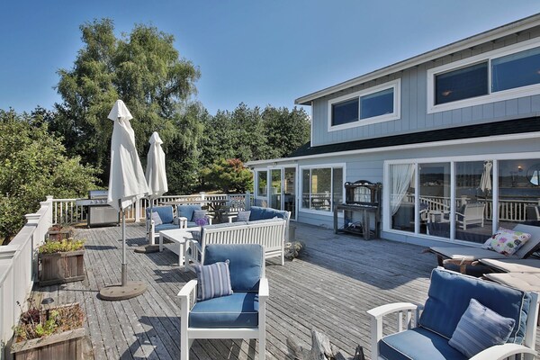 Charming 4-bedroom House Overlooking The Bay, Wifi, And Easy Beach Access. - Langley, WA