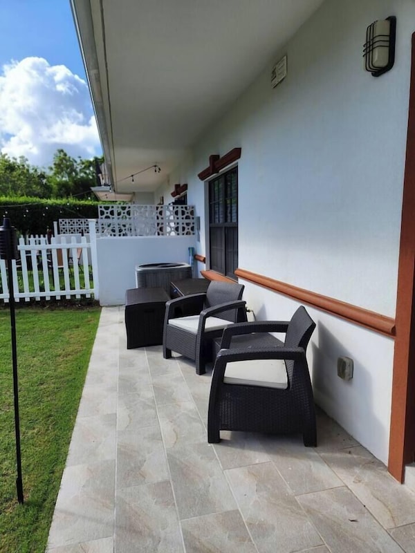 West Bay Oasis: 2br Condo W/pool - West Bay