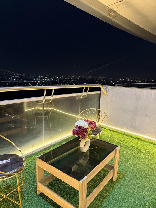 Supernova Spira Studio Apartment With Yamuna River And City View - Delhi