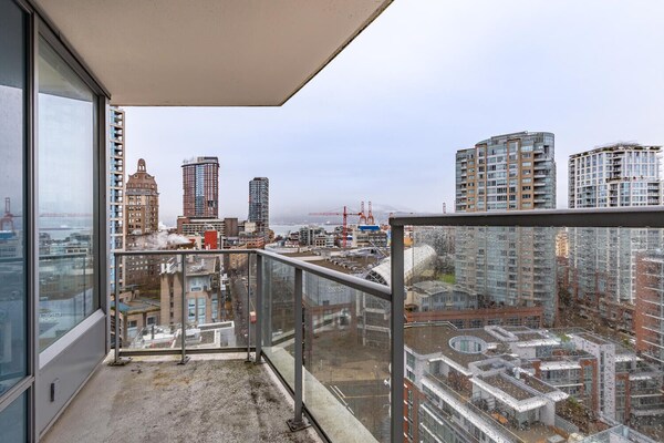 Spacious Two Bedroom/two Bathroom Condo In Central Downtown Vancouver - Vancouver